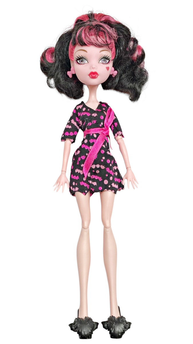 Monster High Draculaura Powder Room Doll With Robe & Slippers Outfit ...